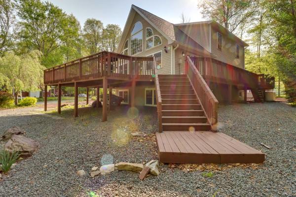 Huge Deck: Stunning Pocono Lake Vacation Rental! - Pocono Pines, PA