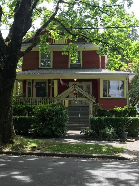 Douglas Guest House - North Vancouver