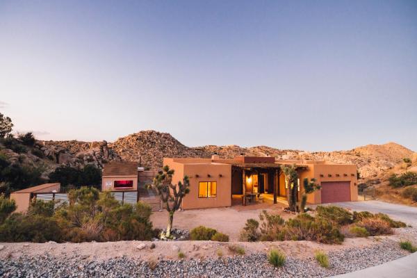 Yucca Valley Gem: Relaxing Adobe Retreat & Pool - Yucca Valley, CA