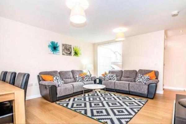 3-bedroom House - Car Parking - Air Conditioning - Stockport