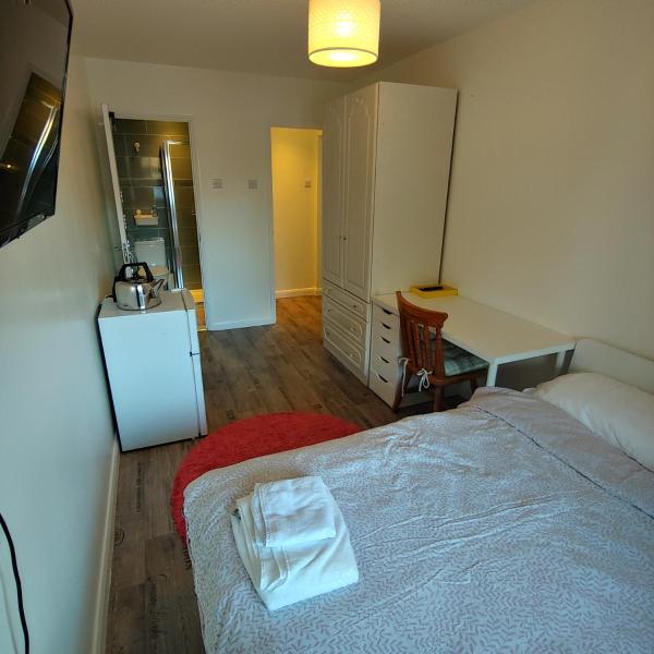 Ensuite Master Bedroom, Private Bathroom, Inside Family Home, Walking Distance To Harry Potter - Hemel Hempstead
