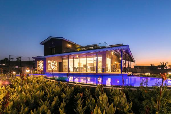 Casa Del Verde By Stayvista - Orchards Oasis With A Pool, Spacious Lawn, Terrace & Indoor Games - Nashik