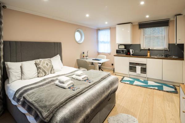 Superb Chelsea Rare Find With Patio 2 Min From Tube - Surbiton