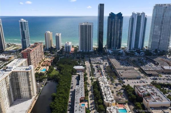 Cute, Cozy Condo Walk To The Beach! - Sunny Isles Beach, FL