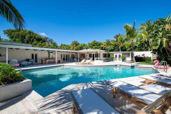 Extravagant Palm Beach Pool Oasis! Sleeps 8! - Palm Beach, FL