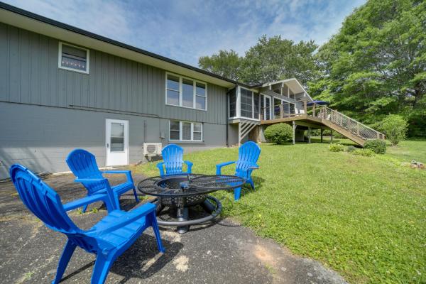 Centrally Located Brevard Home With Deck And Fire Pit! - Brevard, NC