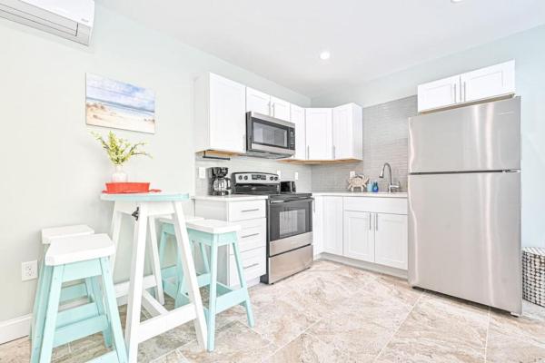 318 E Youngs Ave Unit 2 Seaside Retreat Salty Shore Getaway - Cape May, NJ
