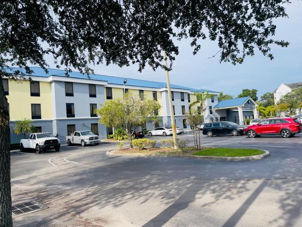 Days Inn & Suites By Wyndham Lakeland - Lakeland, FL