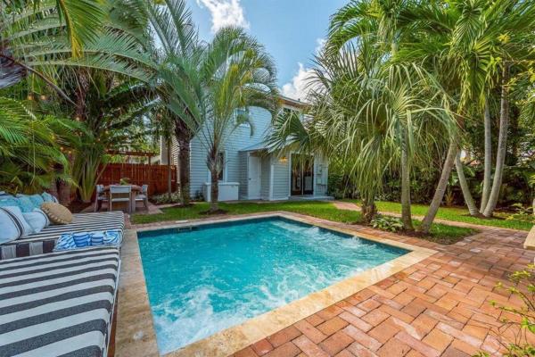 Tropical Estate W/ Guesthouse & Pool. Sleeps 8! - Palm Beach, FL