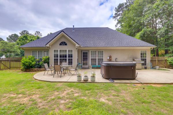 Fayetteville Retreat With Hot Tub And Fenced Yard - Georgia Renaissance Festival