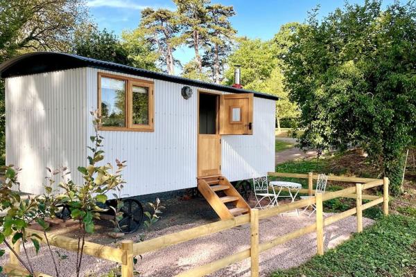The Hereford Hut, Charming 1 Bedroom Shepherds Hut - Forest of Dean