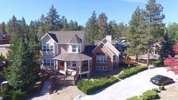 Lakeview Court Castle - Spacious 6 Bedroom, Walk To The Lake & Village - Big Bear Lake, CA