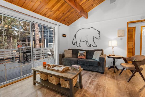 Dark Pine Retreat - Romantic Getaway, Fireplace, Deck, Barbecue - Big Bear, CA
