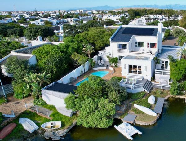 Tranquil Waterfront Hideaway With Stunning Views - Cape Town