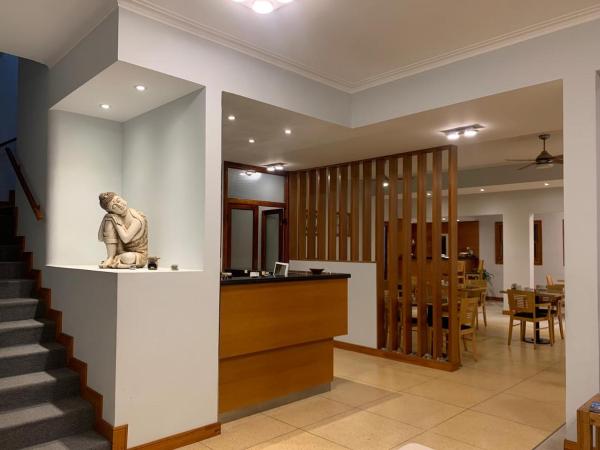 De La Plaza Hotel -