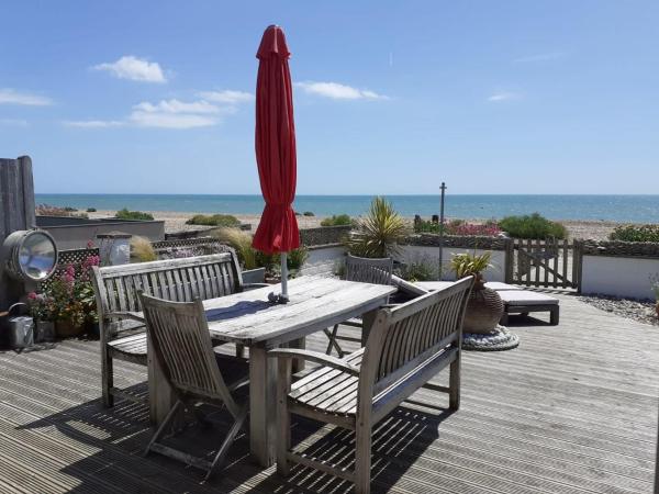 216 Coast Road, Ocean Bliss Direct Beach Access & Endless Waves - Pevensey