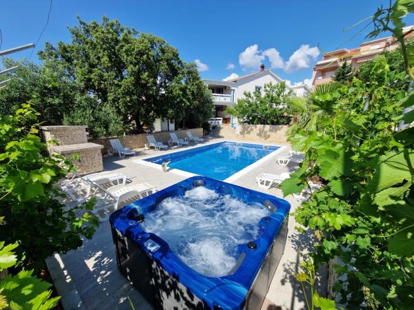 Pool Apartments Knežević Novalja - Caska