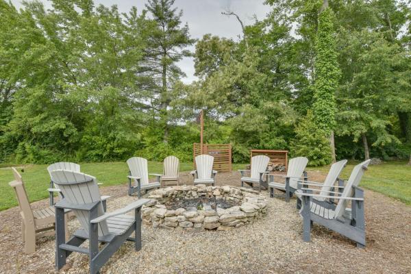 Flat Rock Tiny Home: Bbq-ready Patio & Pool Access - Hendersonville, NC