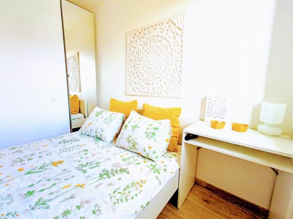 Private Room In Renovated Apartment - Tram 1 Min Walk - Saint Paul de Vence