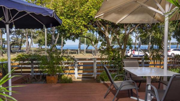 Modern Luxury Across From The Water - Brisbane