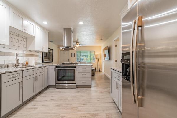 Park & Pool Across The Street And 9 Mins To Beach - St. Petersburg, FL