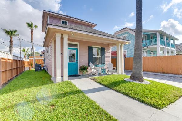Walk To Beach Colorful Home With Patio In Galveston - East Beach, TX