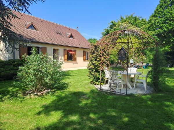 Maison Familiale Avec Jardin Clos Près Du Haras National Du Pin - Fr-1-497-173 - Orne