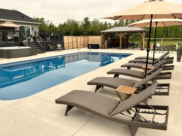 4 Bedroom 3 Bathroom Riverside Retreat With Seasonal Heated Pool And Hot Tub Sleeps 12 Durham Nova Scotia - Pictou