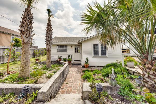 Oceanfront Amelia Island Cottage Deck And Boardwalk - Fernandina Beach, FL