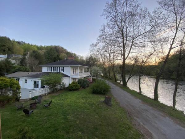 Southern Charm Riverside Home - Bryson City, NC