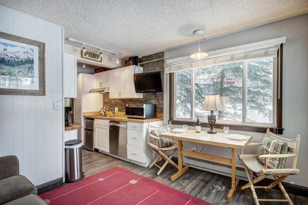 Petite Remodeled Corner Unit With Lots Of Light, Onsite Hot Tubs, Walk To Town Pm4a - Breckenridge, CO
