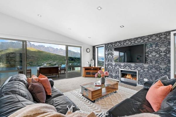 Unbeatable Lakeview Stylish Home - Queenstown