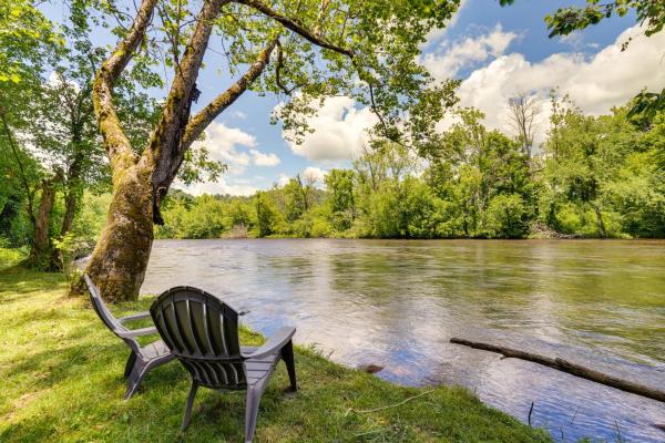 Family-friendly Riverhouse: Fishing & Hot Tub - Bluff City, TN