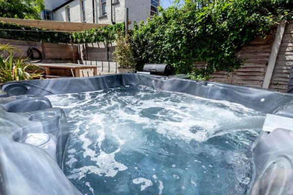4 The Old Schoolhouse: Parking, Hot Tub, Garden, Air Con - Whitstable