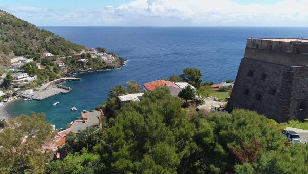Sotto La Torre E Sopra Il Porticciolo - Ustica