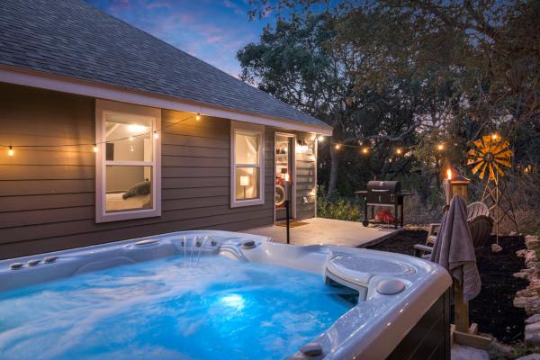 The Overlook Cottage . King Bed . Mini Lake View - Canyon Lake, TX