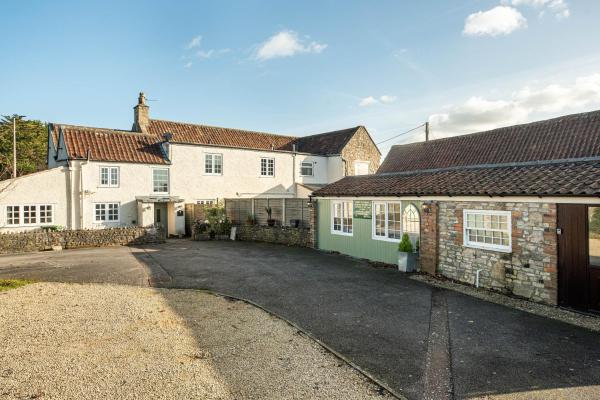 The Farmhouse With Two Hot Tubs - Bath
