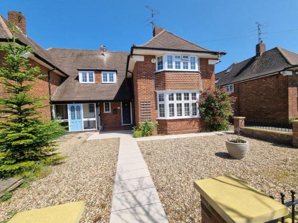 6 Bedroom Huge Holiday Home With Parking - Hertfordshire