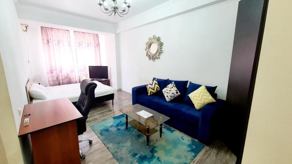 Yellow Apartment In The Center Of Bishkek - Bishkek