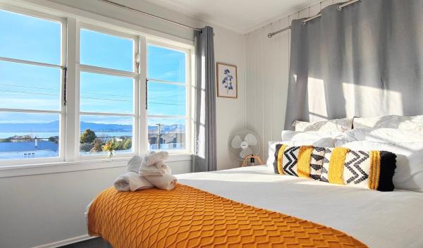 Lake, Mountain View Cottage - Rotorua