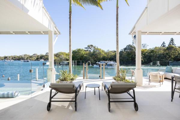 Iluka, Luxurious Riverfront Retreat - Noosa Heads