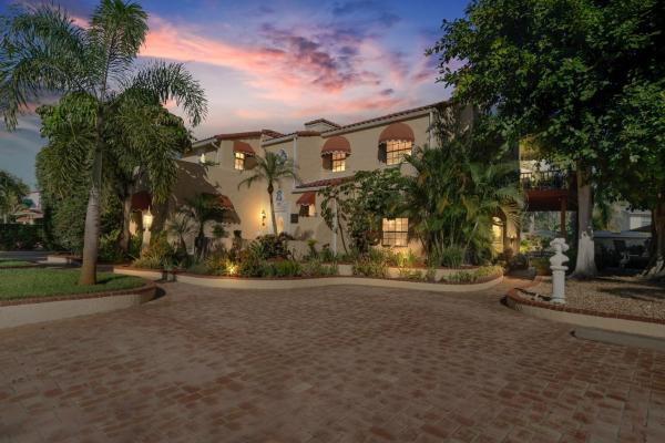 Banyan House Vacation Rentals - Venice Beach, FL