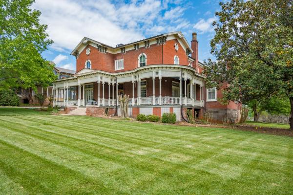 One Of These Nights - King Sized Bed - Sleeps 2 - Lynchburg, VA