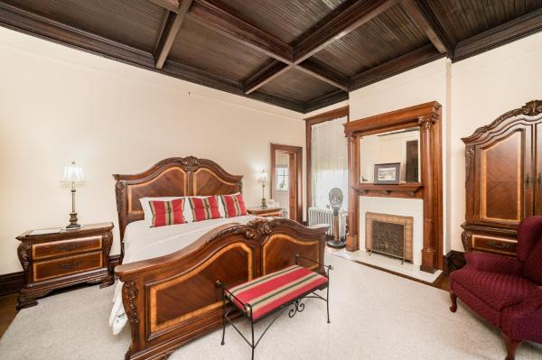 One Of These Nights - King Sized Bed - Sleeps 2 - Lynchburg, VA