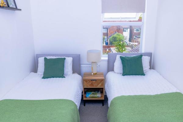 Templar House - Sleeps 6, Special Weekly Monthly Stay Rates, Central Location With Free Parking, Free Wifi, Perfect For Alton Towers & M6 - Rudyard Lake