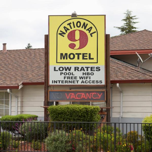 National 9 Motel - Monterey Bay, CA