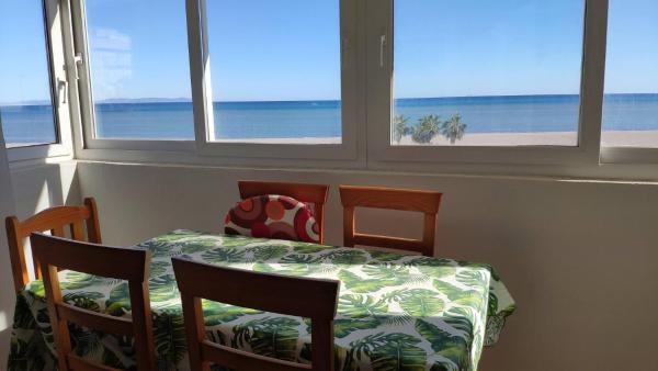 Two Bedroom Apartment On Front Line Of The Beach - Roquetas de Mar