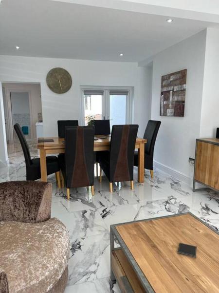 Clare Street - 3 Bedroom House With Private Parking - Merthyr Tydfil