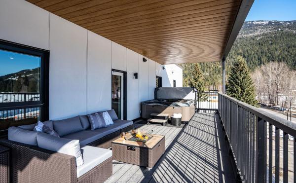 The Big Deck By Revelstoke Vacations - Revelstoke