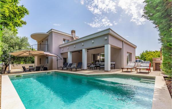 Gorgeous Home In Sisan With Kitchen - Medulin